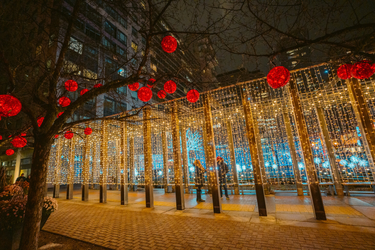 Christmas in Toronto: 11 Delightful Things to Do (Markets, Lights & Day ...