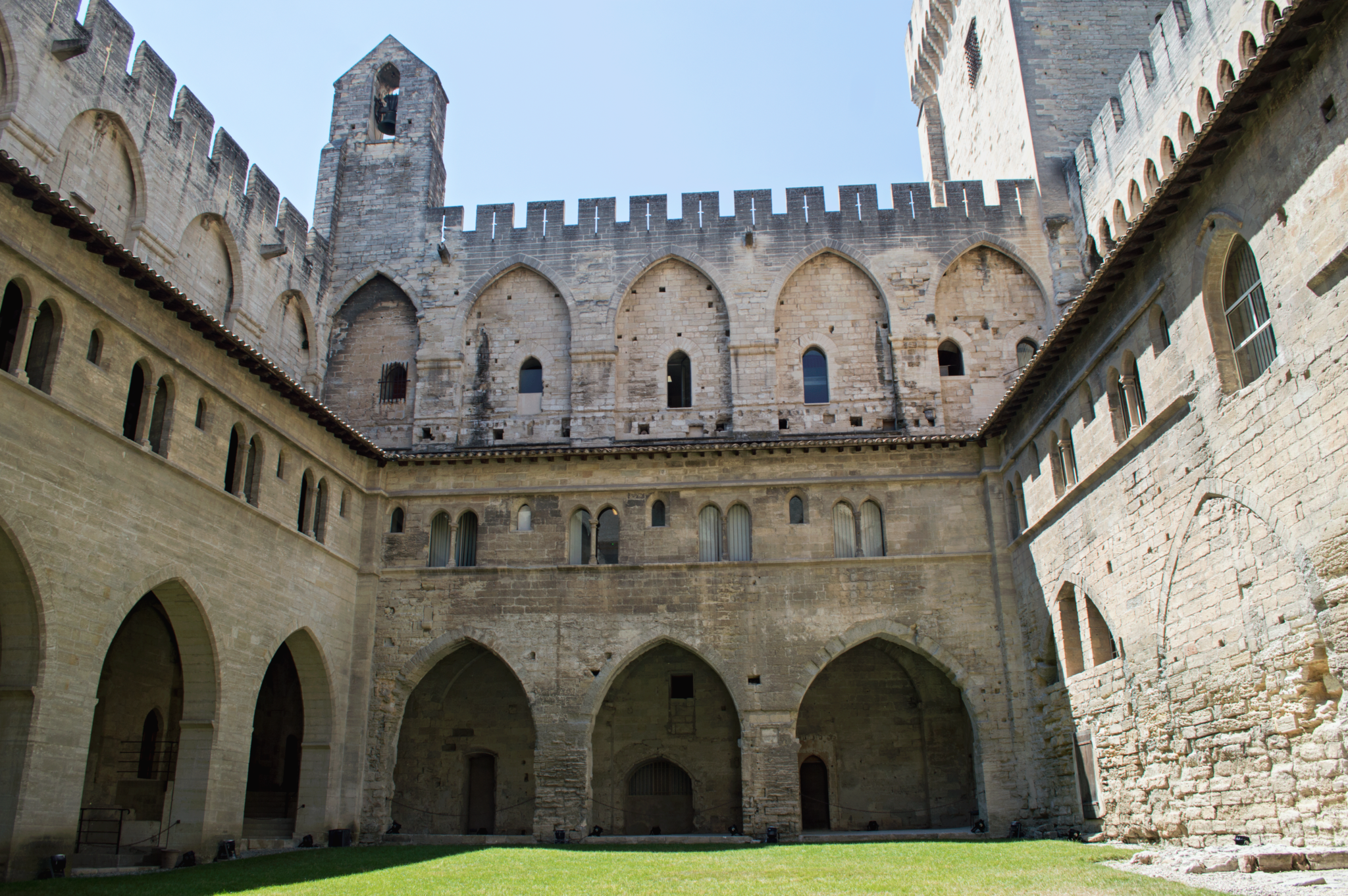 17 Unique and Fun Things to do in Avignon, France