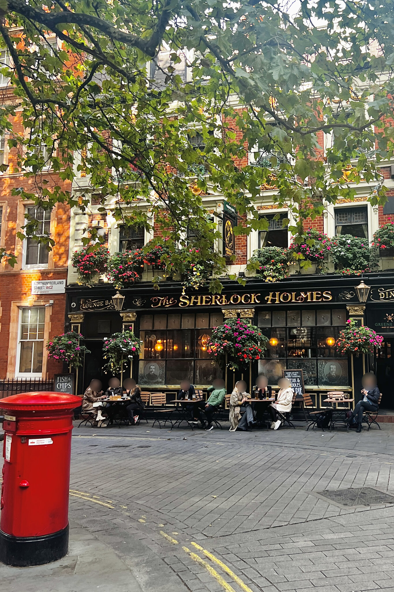 20+ Historical & Unique Pubs in London that Visitors Can't Miss!