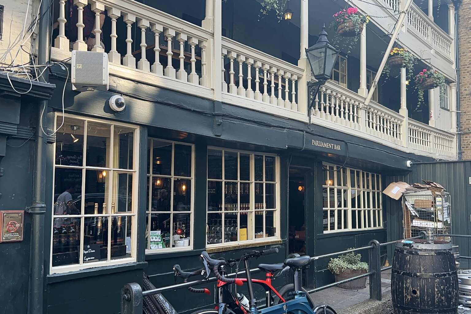 20+ Historical & Unique Pubs in London that Visitors Can't Miss!