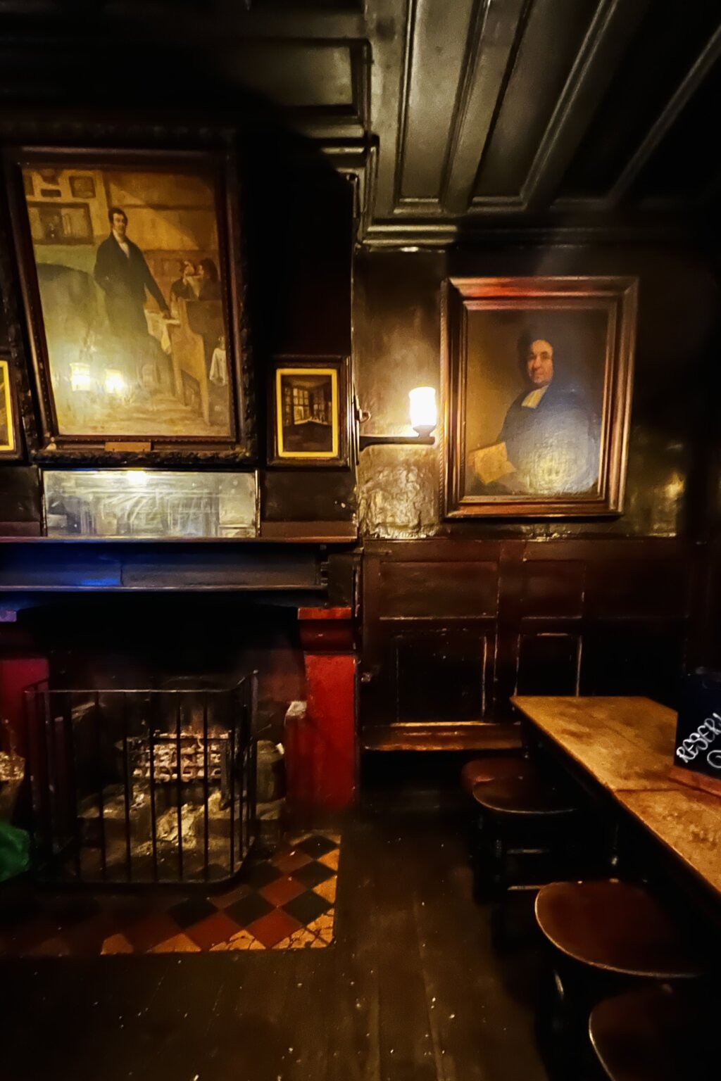 20+ Historical & Unique Pubs in London that Visitors Can't Miss!